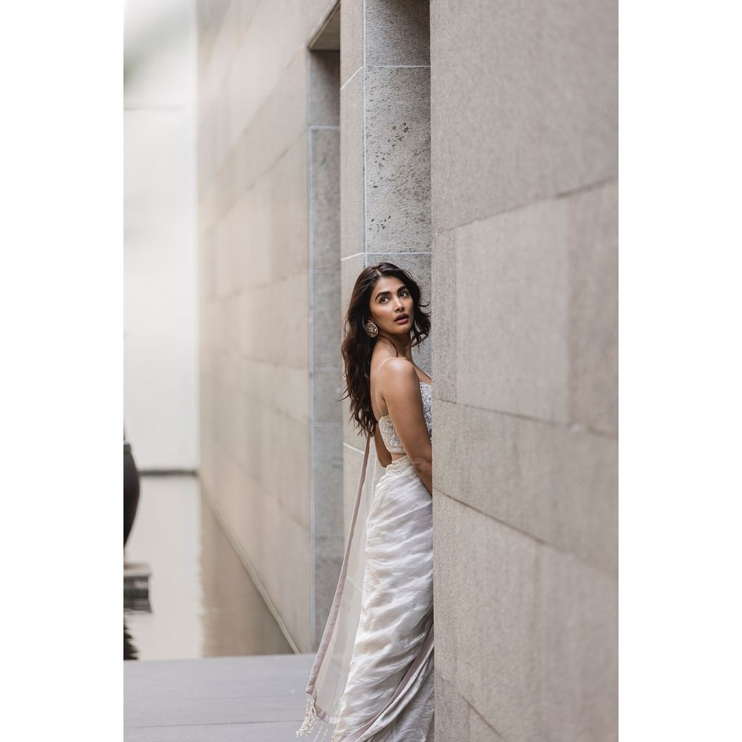 pooja hegde: పూజా హెగ్డే గ్లామర్ ట్రీట్.. బుట్టబొమ్మ అందాల ఆరబోత ఆదరహో ...