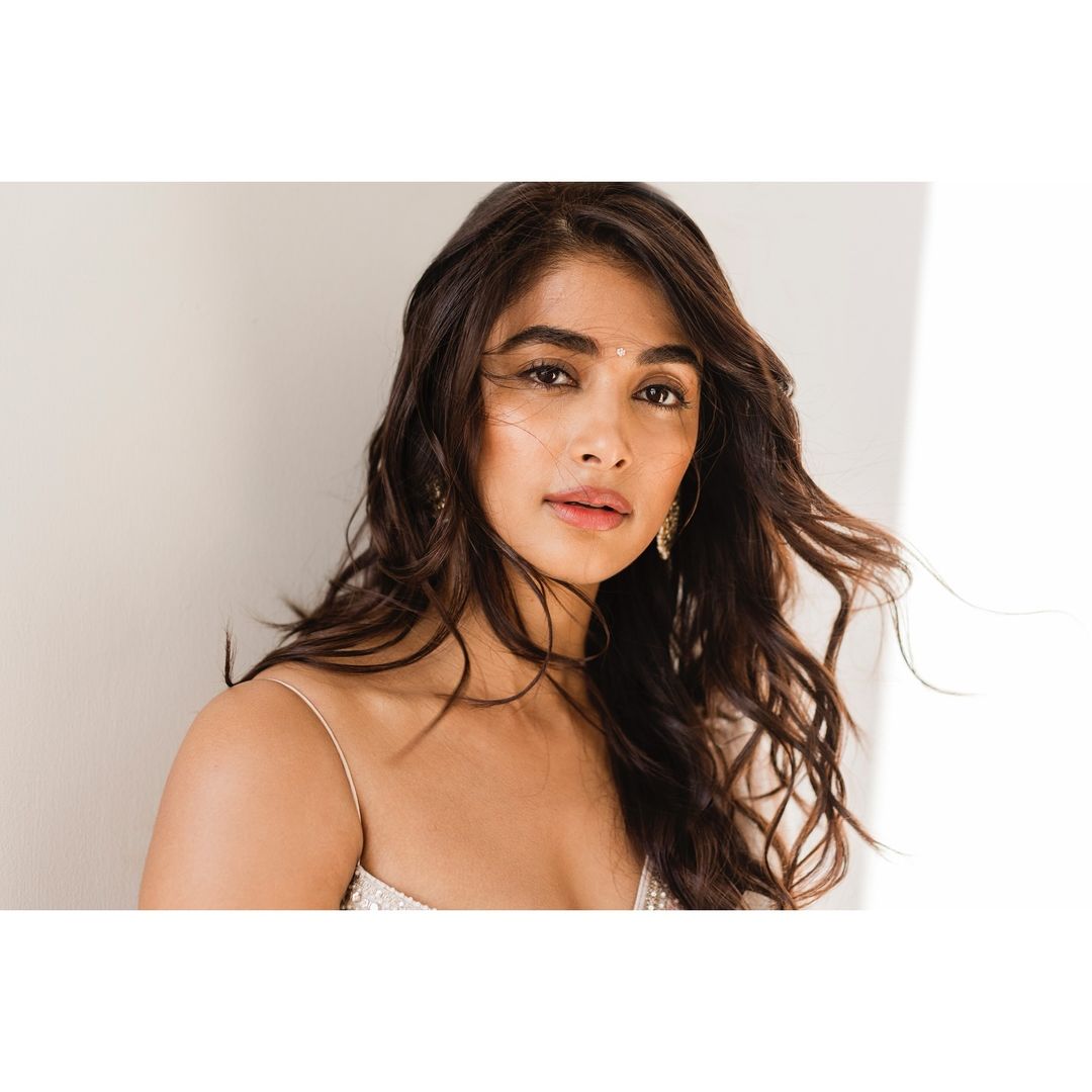 pooja hegde: పూజా హెగ్డే గ్లామర్ ట్రీట్.. బుట్టబొమ్మ అందాల ఆరబోత ఆదరహో ...