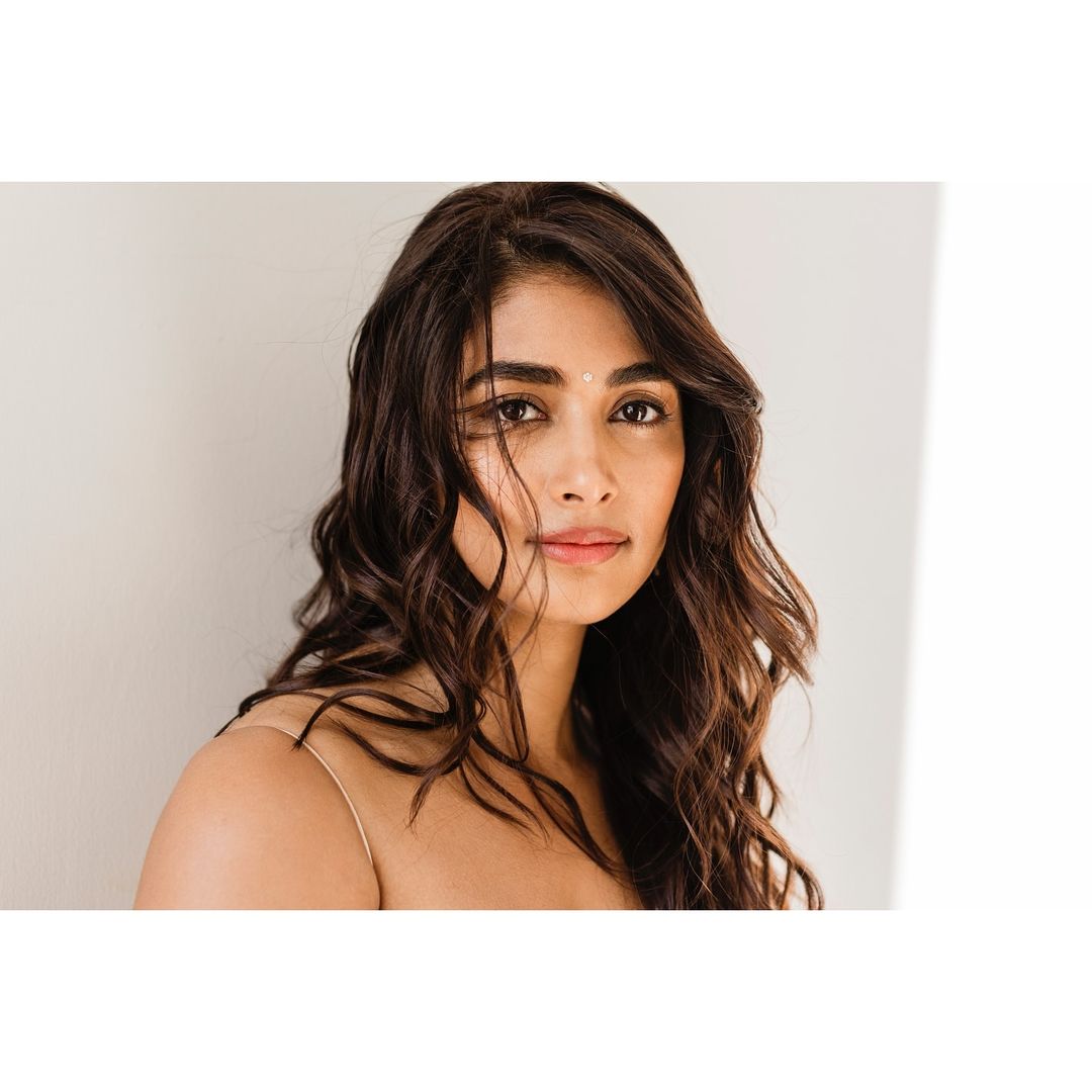 pooja hegde: పూజా హెగ్డే గ్లామర్ ట్రీట్.. బుట్టబొమ్మ అందాల ఆరబోత ఆదరహో ...