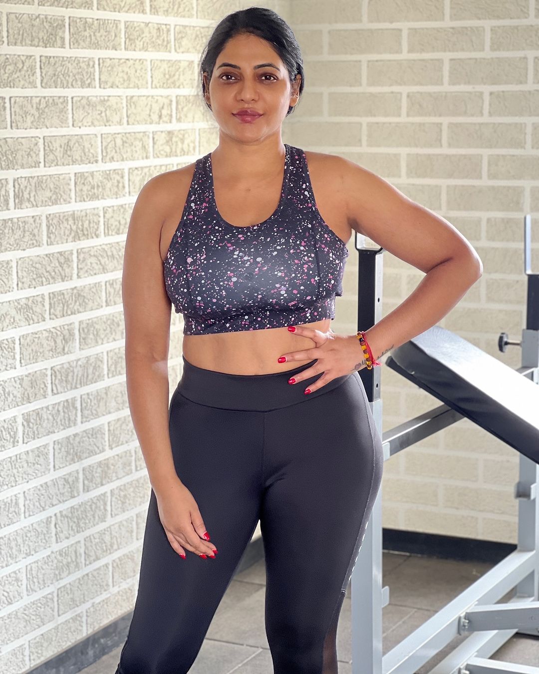 Reshma Pasupuleti: ஆம்ஸை தூக்கிக் காட்டும் ரேஷ்மா புஷ்பலேட்டி.. கிளாமர் ...