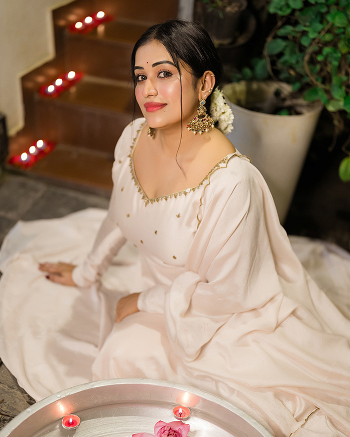 Anumol Anukutty Shines In Traditional Salwar For Diwali Festival ...