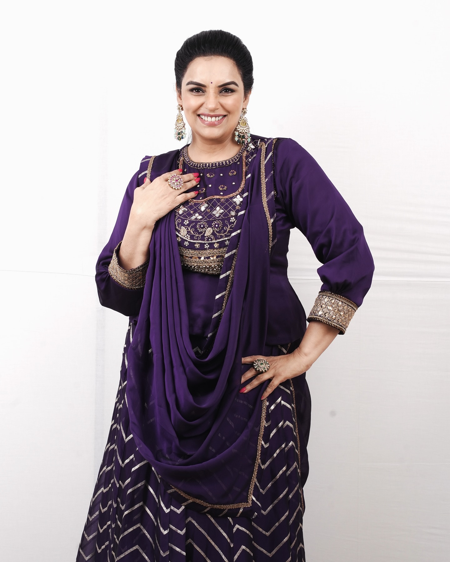 Shwetha Menon Bigg Boss Tamil 8 Contestant | Shwetha Menon Family ...