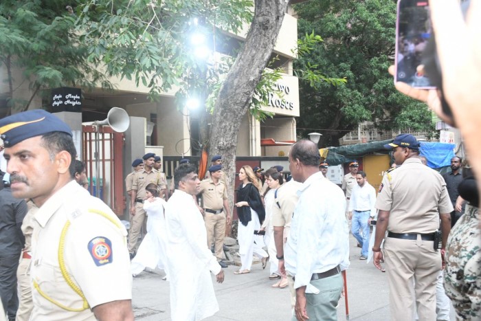Bollywood Celebs Pays Respects At Baba Siddique's Residence In Bandra ...