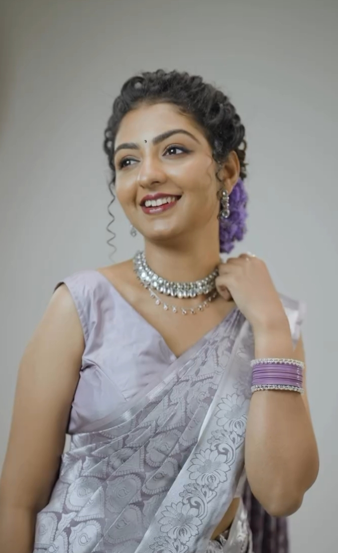 'ജസ്റ്റ് വൗ... ശിവൻകുട്ടിയുടെ അമ്പിളി ദേവത തന്നെ...'; യുവനടി ജയശ്രീ ശിവദാസിന്റെ പുതിയ ചിത്രങ്ങ ...