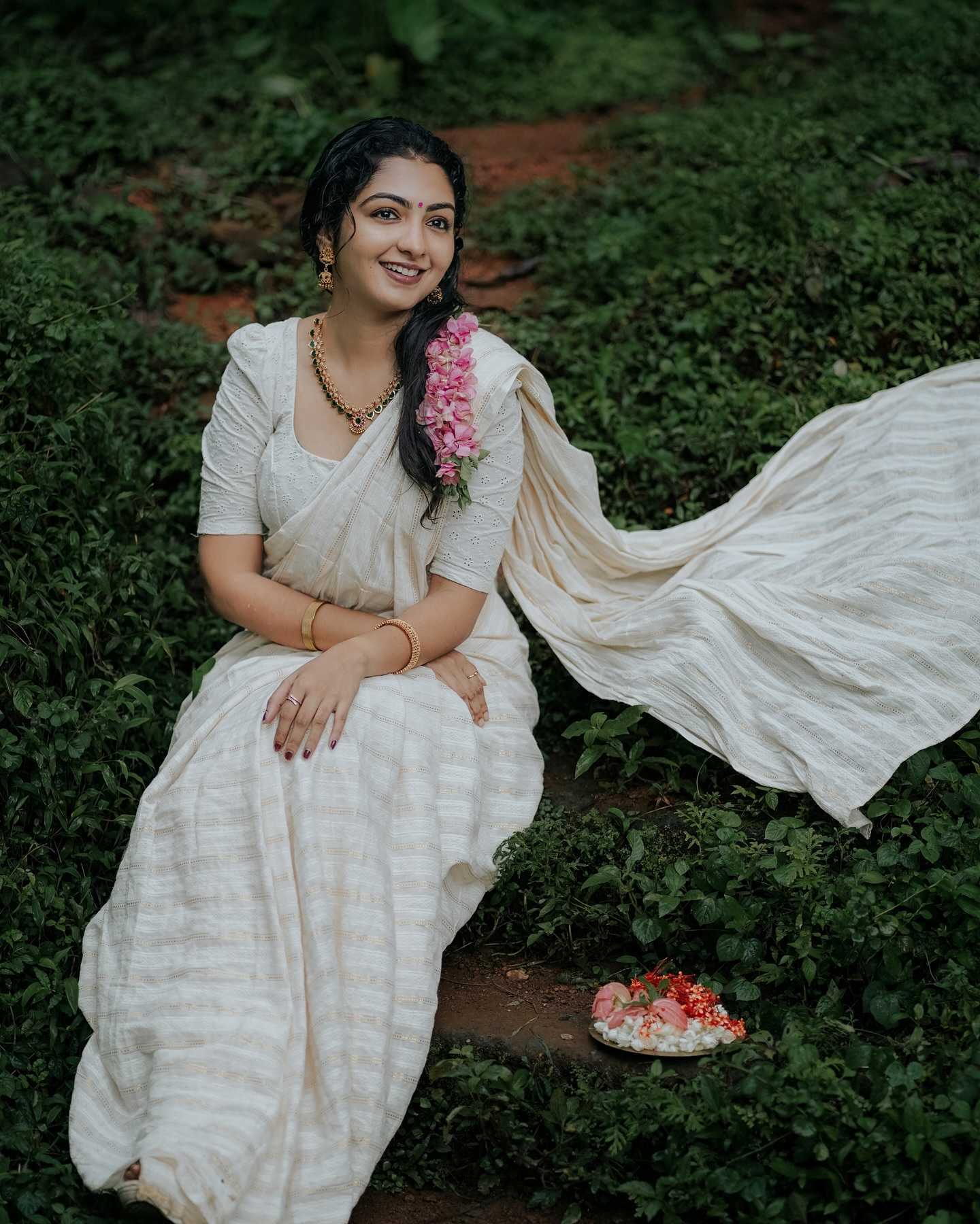 'ജസ്റ്റ് വൗ... ശിവൻകുട്ടിയുടെ അമ്പിളി ദേവത തന്നെ...'; യുവനടി ജയശ്രീ ...