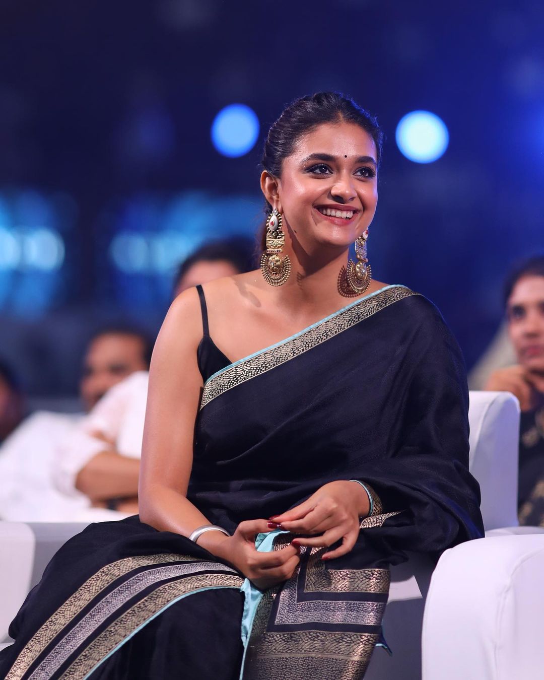 Keerthy Suresh: கருப்பு புடவை.. கவர்ச்சியான ஜாக்கெட்.. ஜொலிக்கும் அழகு ...