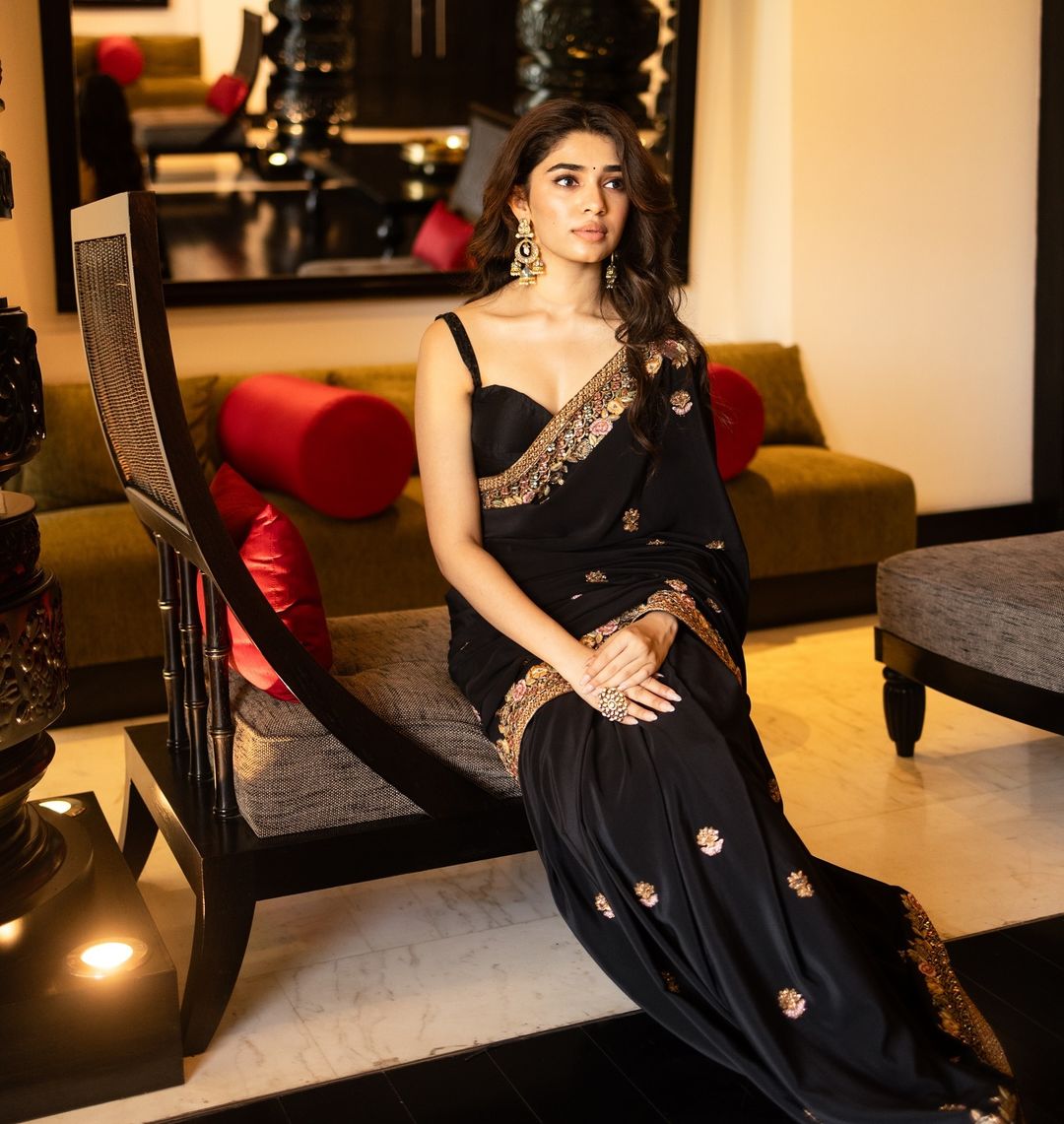 Krithi Shetty: కుర్రకారుకు చెమటలు పట్టిస్తోన్న బేబమ్మ.. బ్లాక్ శారీలో ...