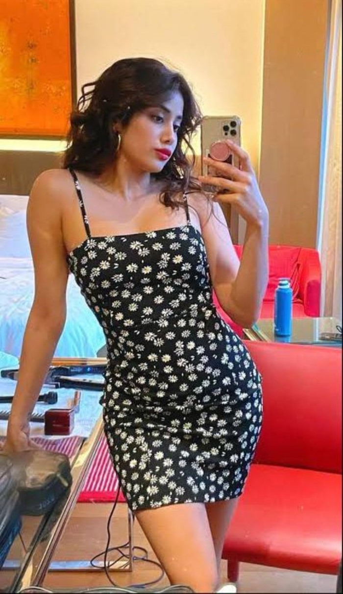 Mastering The Mirror Selfie: 5 Bollywood Divas Who Do It Best - Filmibeat