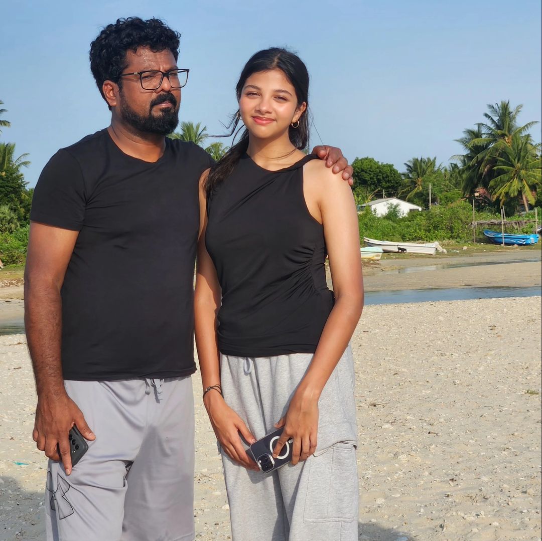 அம்மாவை விட அப்படியொரு அழகு.. கடற்கரையில் ரம்பா மகள்.. குடும்பத்துடன் ...