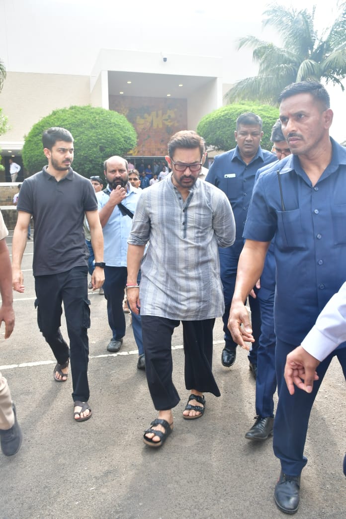 Ratan Tata Death: Aamir Khan Pays Last Respects to Ratan Tata - Filmibeat Ratan Tata Death: Aamir Khan Pays Last Respects to Ratan Tata - Filmibeat