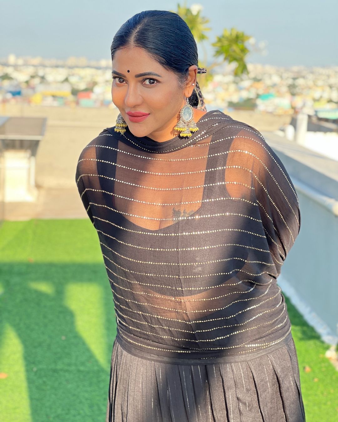 Reshma Pasupuleti:ஸ்லீவ் லெஸ் ஜாக்கெட்.. ட்ரான்ஸ்பிரண்ட் துப்பட்டா.. என்னம்மா இப்படி ...