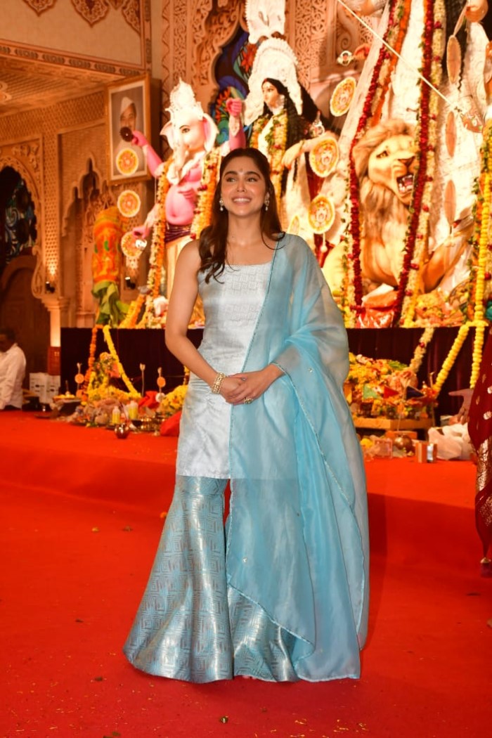 Sharvari Wagh, Rhea Chakraborty, Jaya Bachchan, and Shweta Bachchan ...