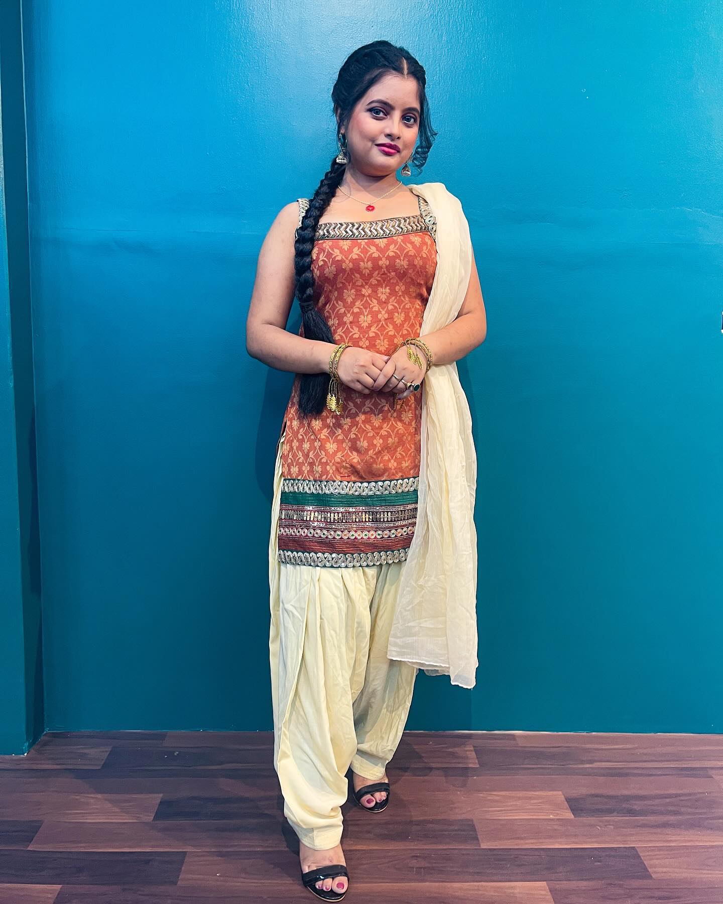 Ullu App Actress Smita Paul| Smita Paul Biography | Smita Paul ...