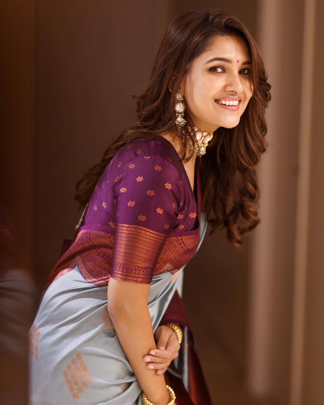 Vani Bhojan: பச்சை புடவை உத்து பாக்குது.. ஆளை அசத்தும் லுக்கில் வாணி ...