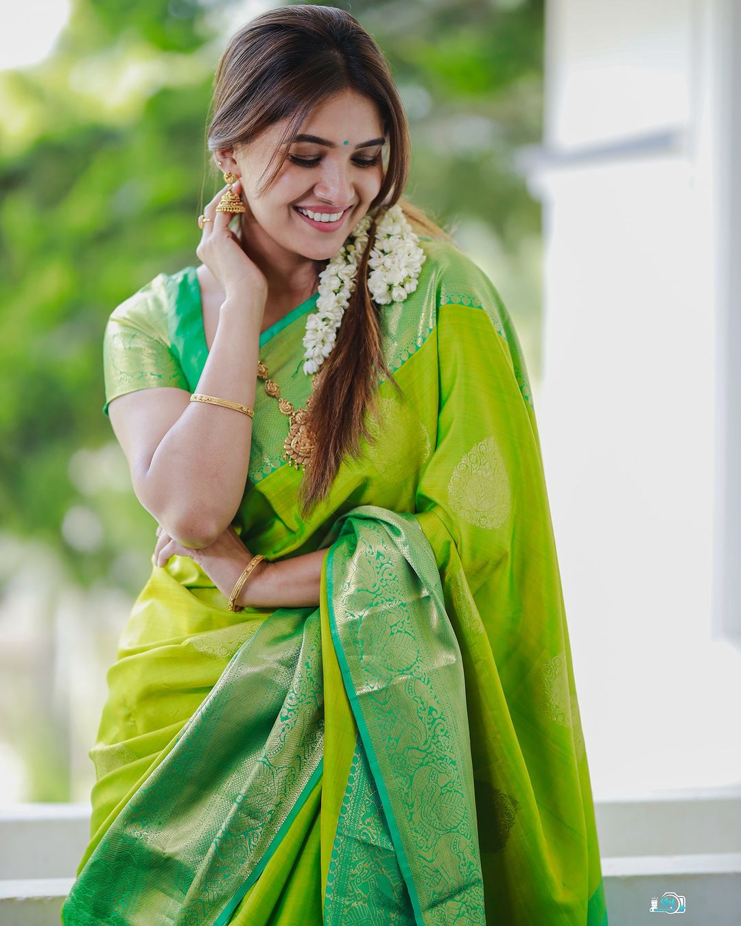 Vani Bhojan: பச்சை புடவை உத்து பாக்குது.. ஆளை அசத்தும் லுக்கில் வாணி ...