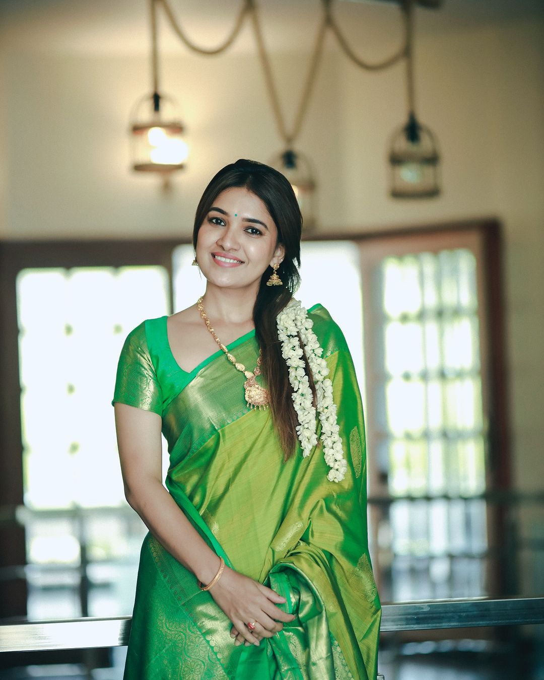 Vani Bhojan: பச்சை புடவை உத்து பாக்குது.. ஆளை அசத்தும் லுக்கில் வாணி ...