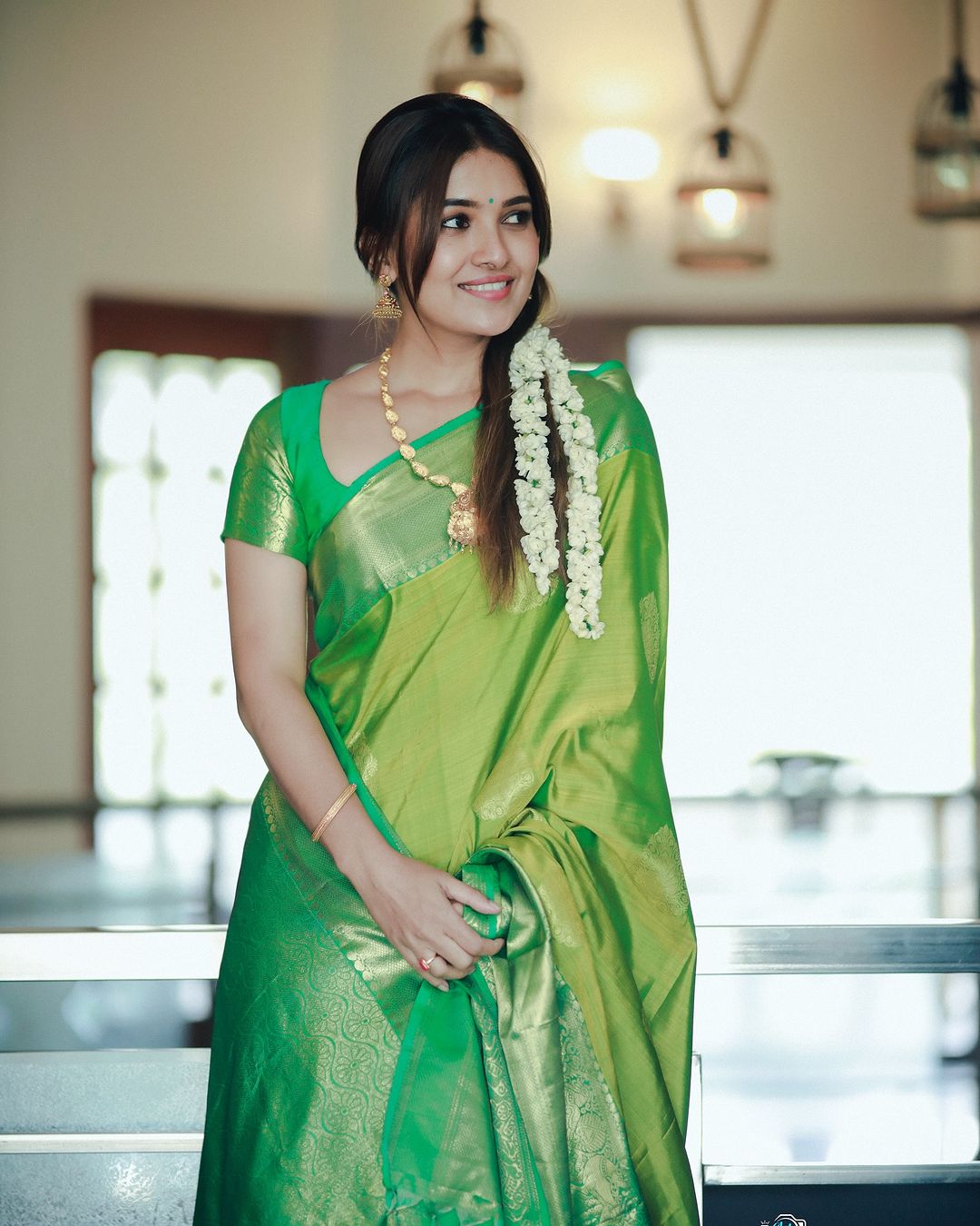 Vani Bhojan: பச்சை புடவை உத்து பாக்குது.. ஆளை அசத்தும் லுக்கில் வாணி போஜன்.. என்னாமா மின்னுறாங்க ...