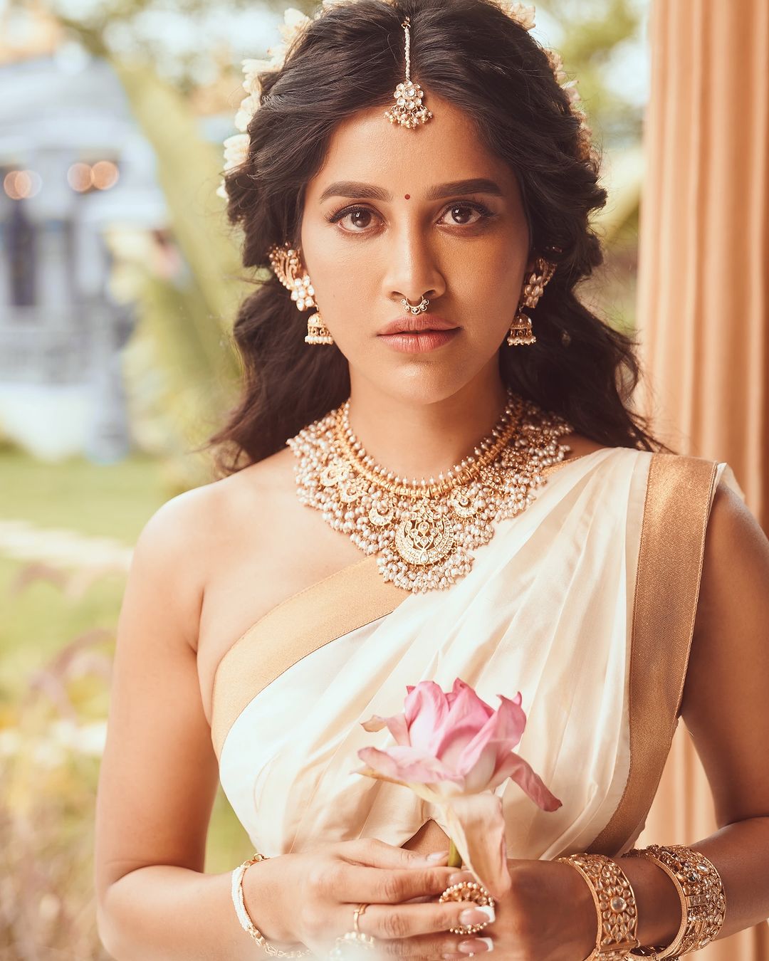 దసరా శుభాకాంక్షలు చెప్తూ ట్రెడిషనల్ ఫొటోలు వదిలిన హీరోయిన్ ...