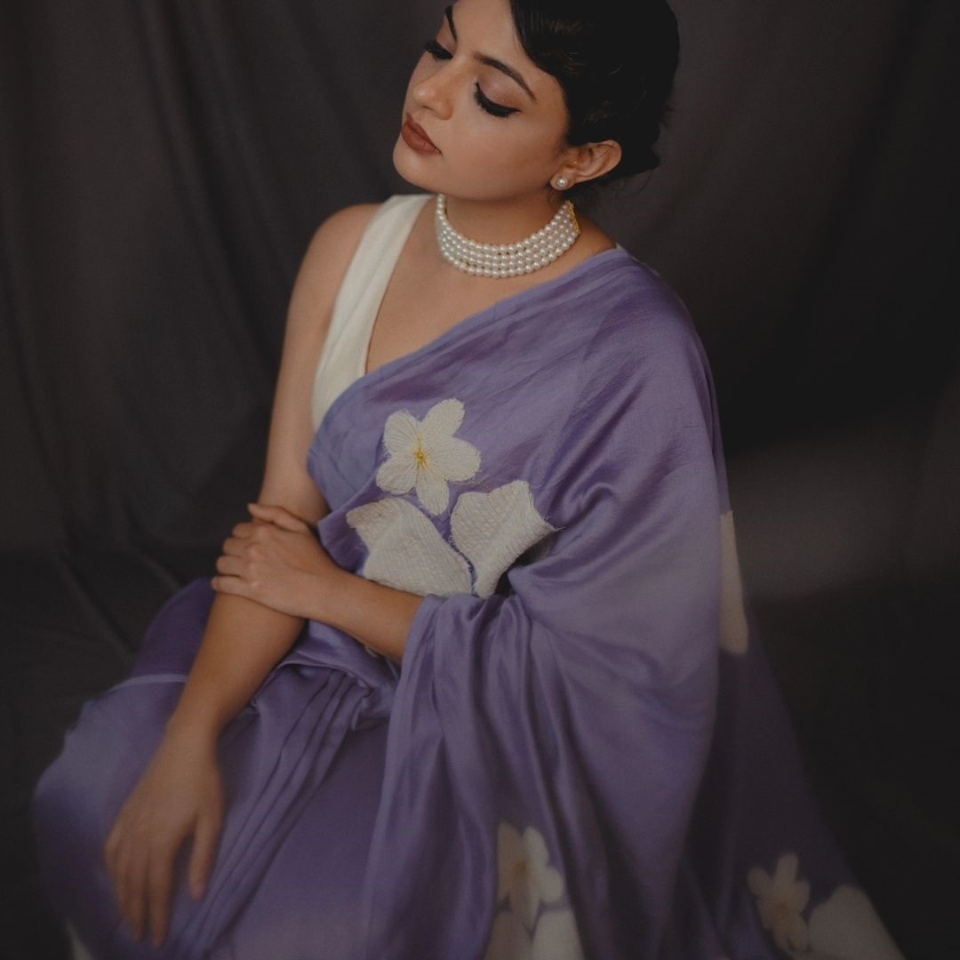 വിന്റേജ് ലുക്കില്‍ നിഖില വിമല്‍; തഗ്ഗ് റാണിയുടെ പുതിയ ചിത്രങ്ങള്‍ കാണാം ...