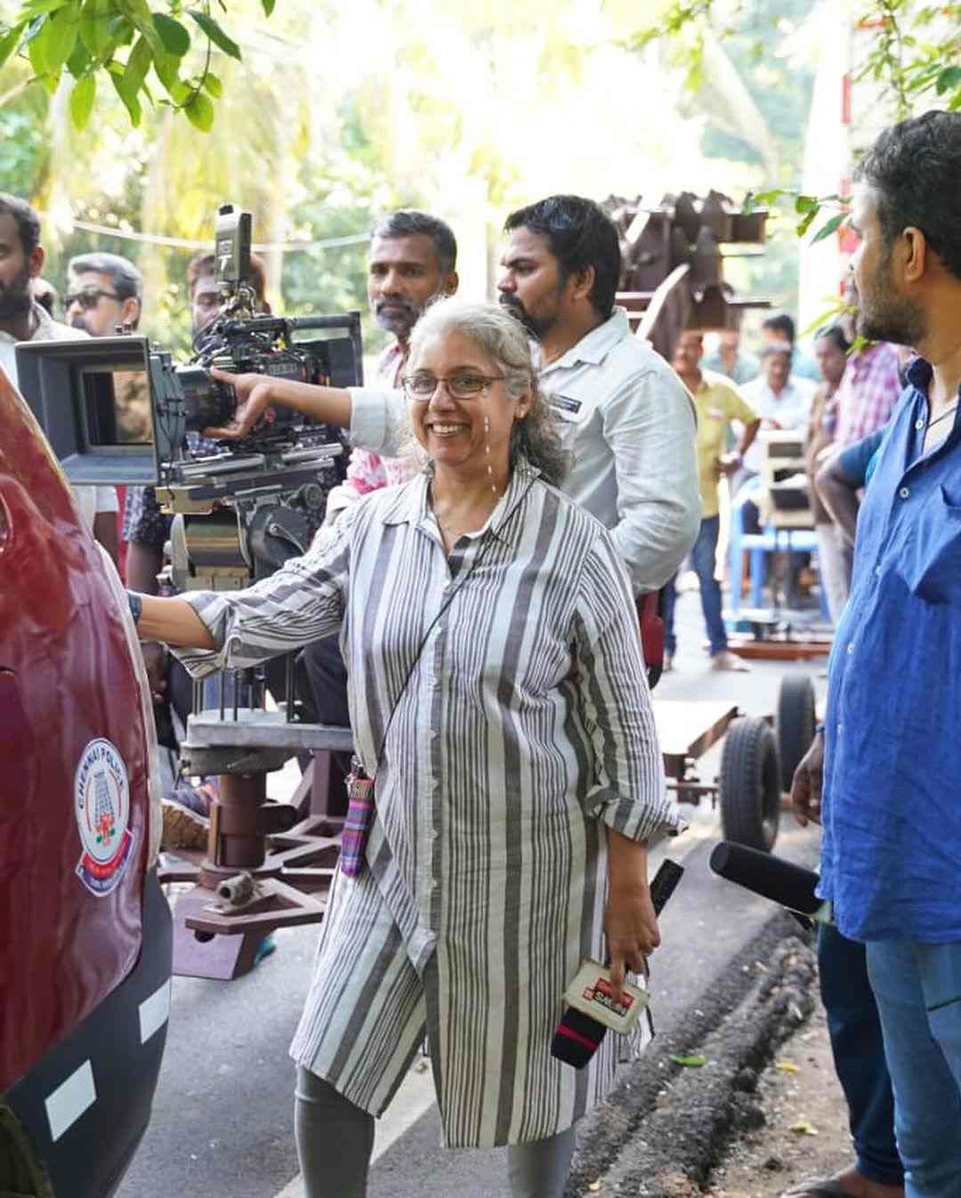 നരച്ച മുടിയിഴകൾ കാട്ടി രേവതി; പ്രായം ഒളിക്കാനില്ല; ശ്രദ്ധ നേടി പ്രിയ ...