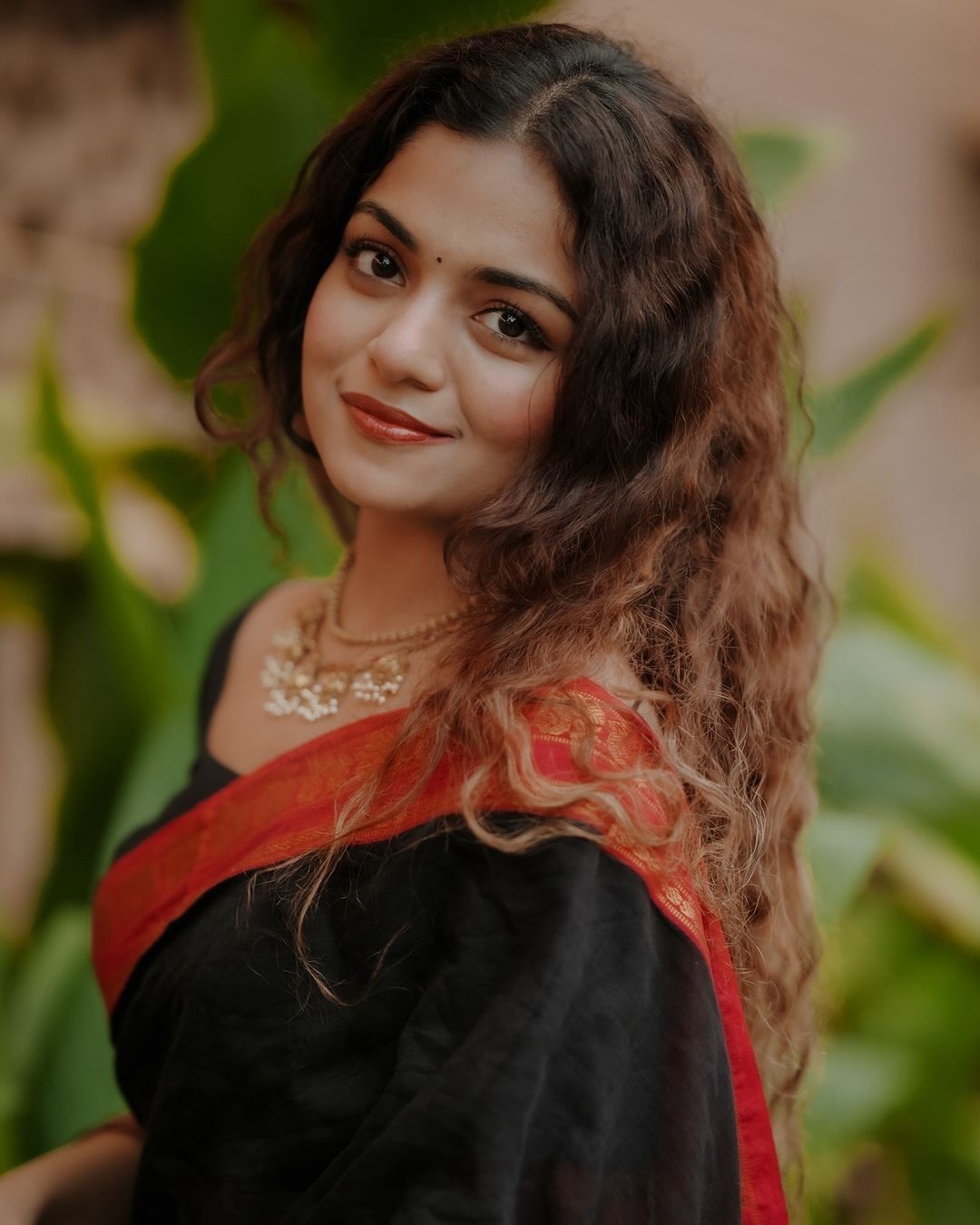 സാരിയില്‍ തിളങ്ങി ഹന്‍സിക; ചേച്ചിമാരെ പിന്നിലാക്കി താരസുന്ദരി ...