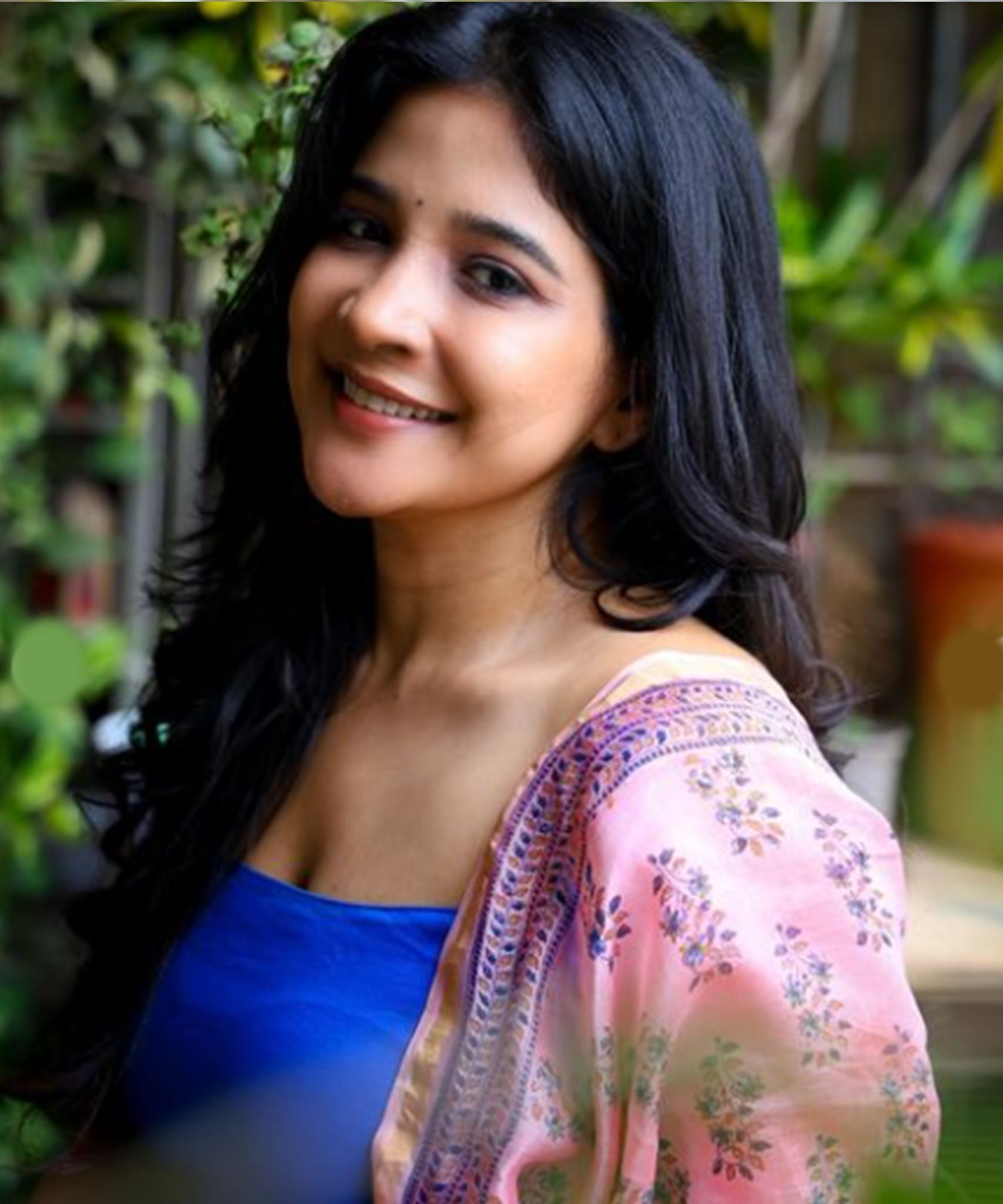 അഴിഞ്ഞ് വീണത് പോലെ സാരി, ഹിപ്പ് ചെയിന്‍ അതിലും മനോഹരം! അതീവ സുന്ദരിയായിട്ടുള്ള ചിത്രങ്ങളുമായി ...