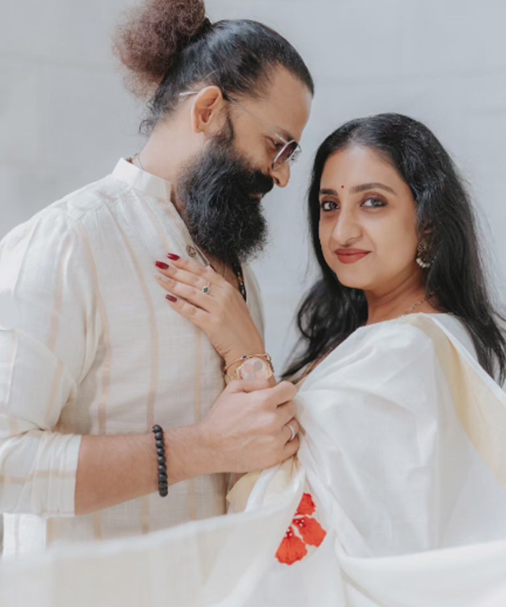 ഒറ്റപ്പെടുത്തിയവരുടെ മുന്നില്‍ കെട്ടിയോനെ ചേര്‍ത്ത് നിര്‍ത്തിയ നല്ലപാതി! കിടിലന്‍ ലുക്കില് ...