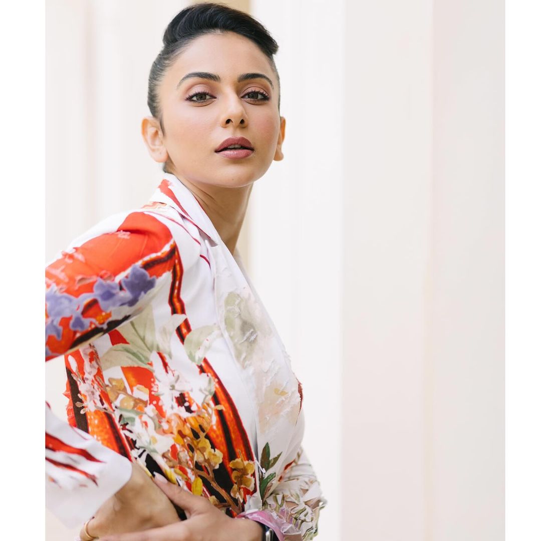 మత్తెక్కించే చూపులో సెగలు పుట్టిస్తున్న రామ్ చరణ్ హీరోయిన్.. | Actress ...