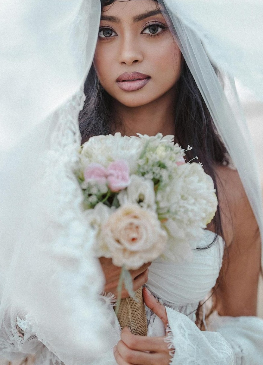 ക്രിസ്ത്യൻ ബ്രൈഡൽ ലുക്കിൽ വെറൈറ്റി പിടിച്ച് ദുൽഖറിന്റെ നായിക, നവവധുവായി ...