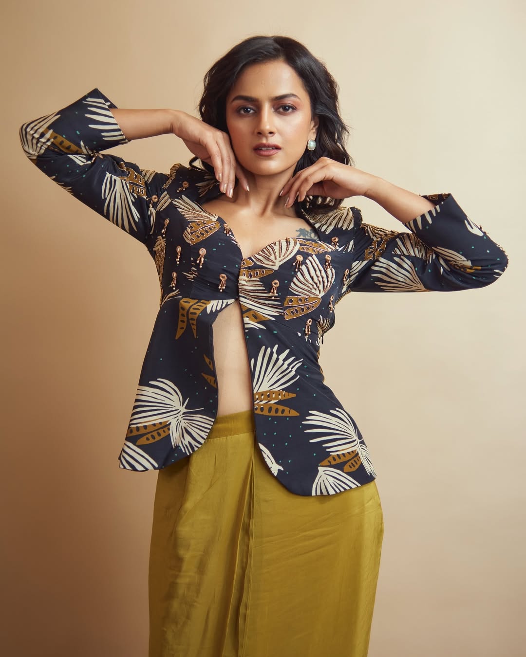 Shraddha Srinath: செம லுக் காட்டும் ஷ்ரத்தா ஸ்ரீநாத்.. கிளாமரில் இது ...