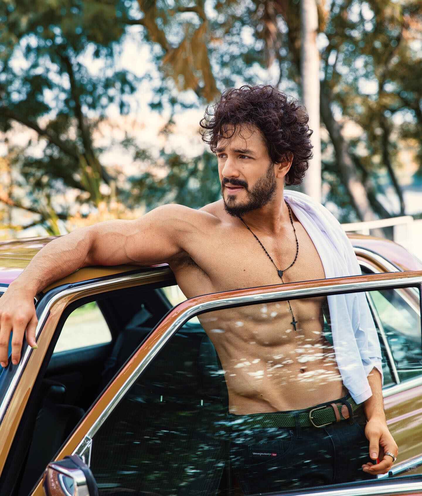 இஸ்லாமியர்.. அகில் அக்கினேனியை விட 9 வயது பெரிய பொண்ணா ...