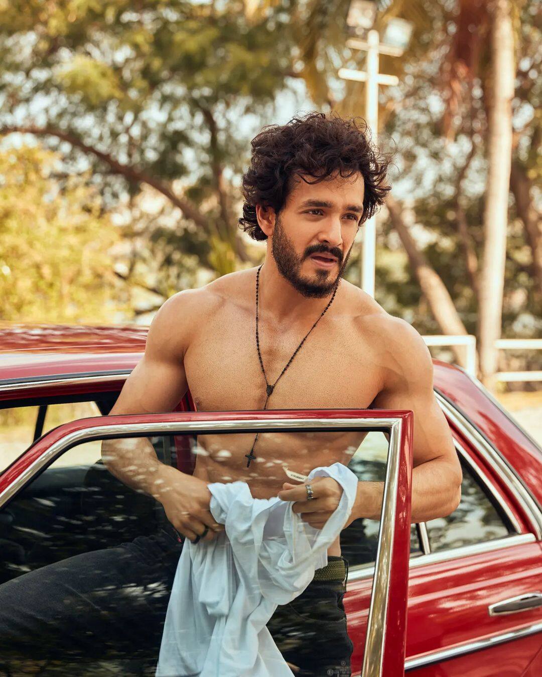 இஸ்லாமியர்.. அகில் அக்கினேனியை விட 9 வயது பெரிய பொண்ணா ...