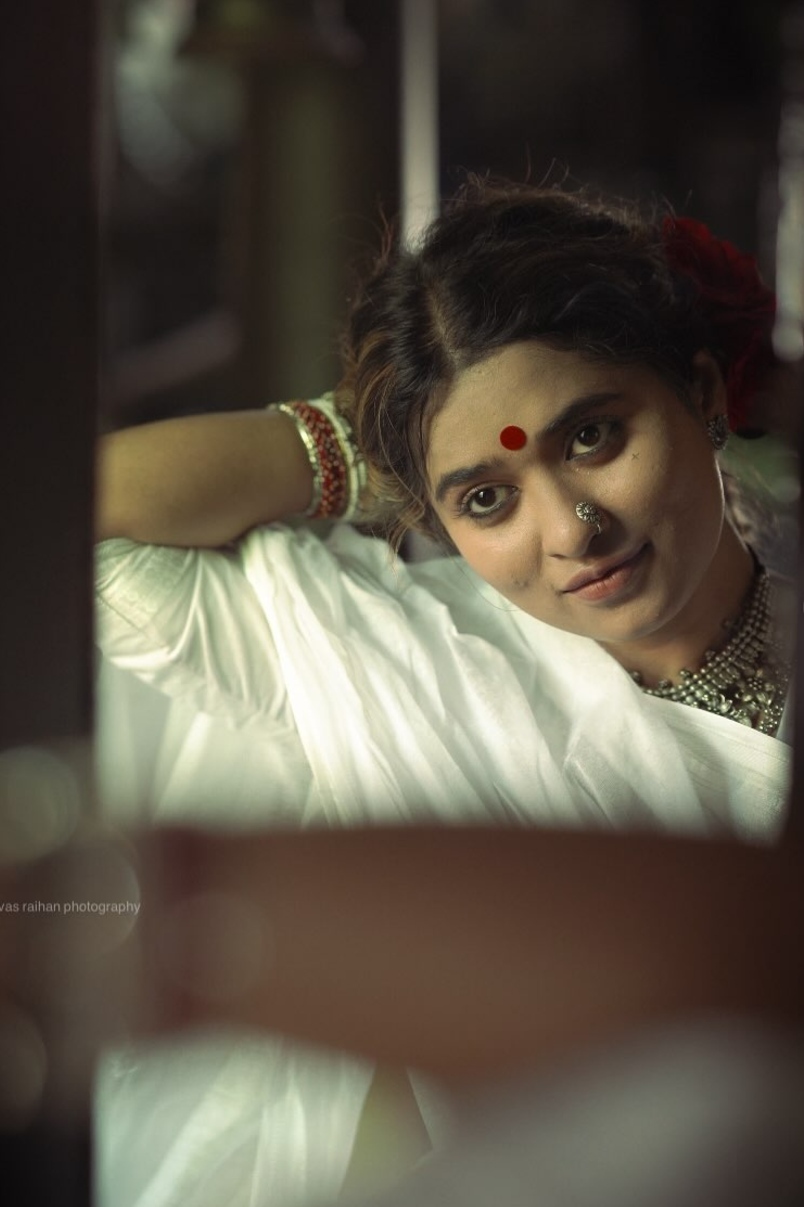 'ഒരു നിമിഷം ആലിയയാണെന്ന് തെറ്റിദ്ധരിച്ചു... ഒറിജിനലിനെ വെല്ലുന്ന ഗം ...