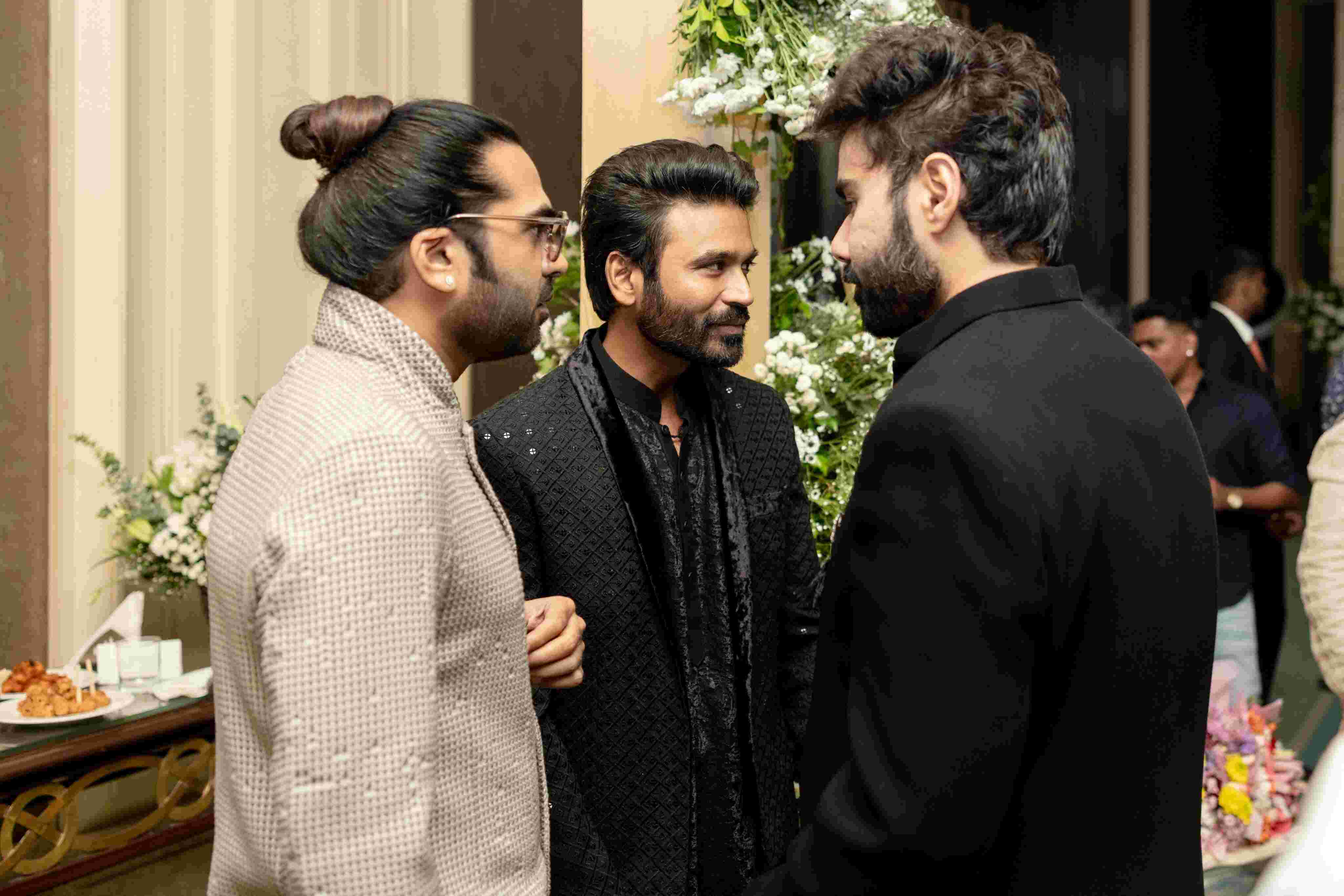 ரியல் இருங்க பாய் மொமண்ட்.. தனுஷ், சிம்பு எப்படி கட்டிப்புடிச்சு போஸ் கொடுத்துருக்காங்க பாருங்க ...