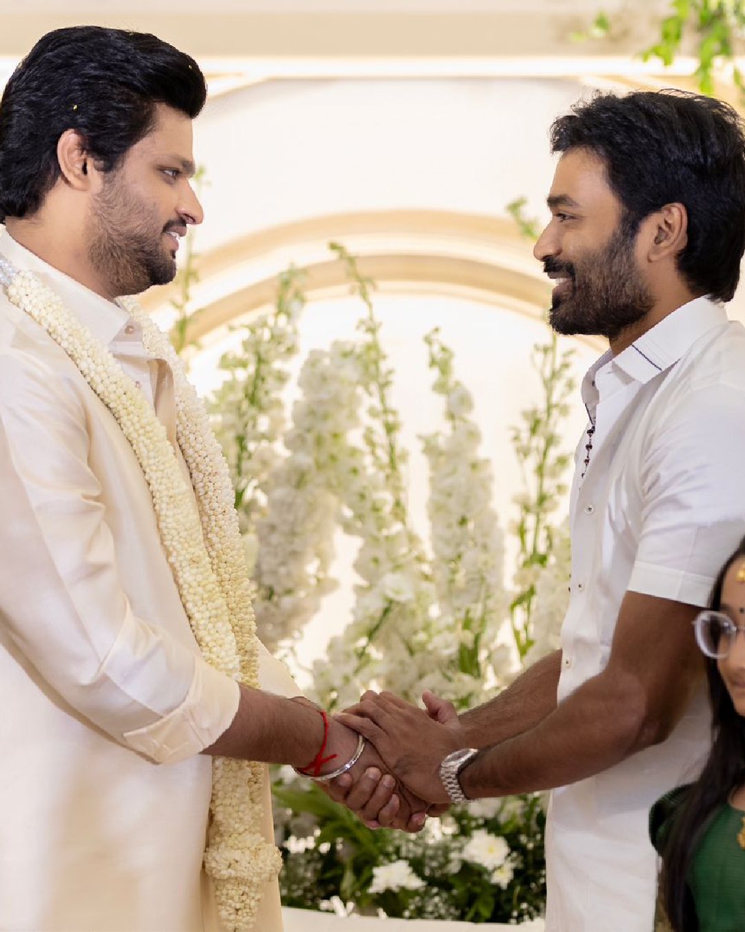 Dhanush - S.K: சிவகார்த்திகேயனை குடும்பத்தோடு பார்த்ததும் கையெடுத்து ...