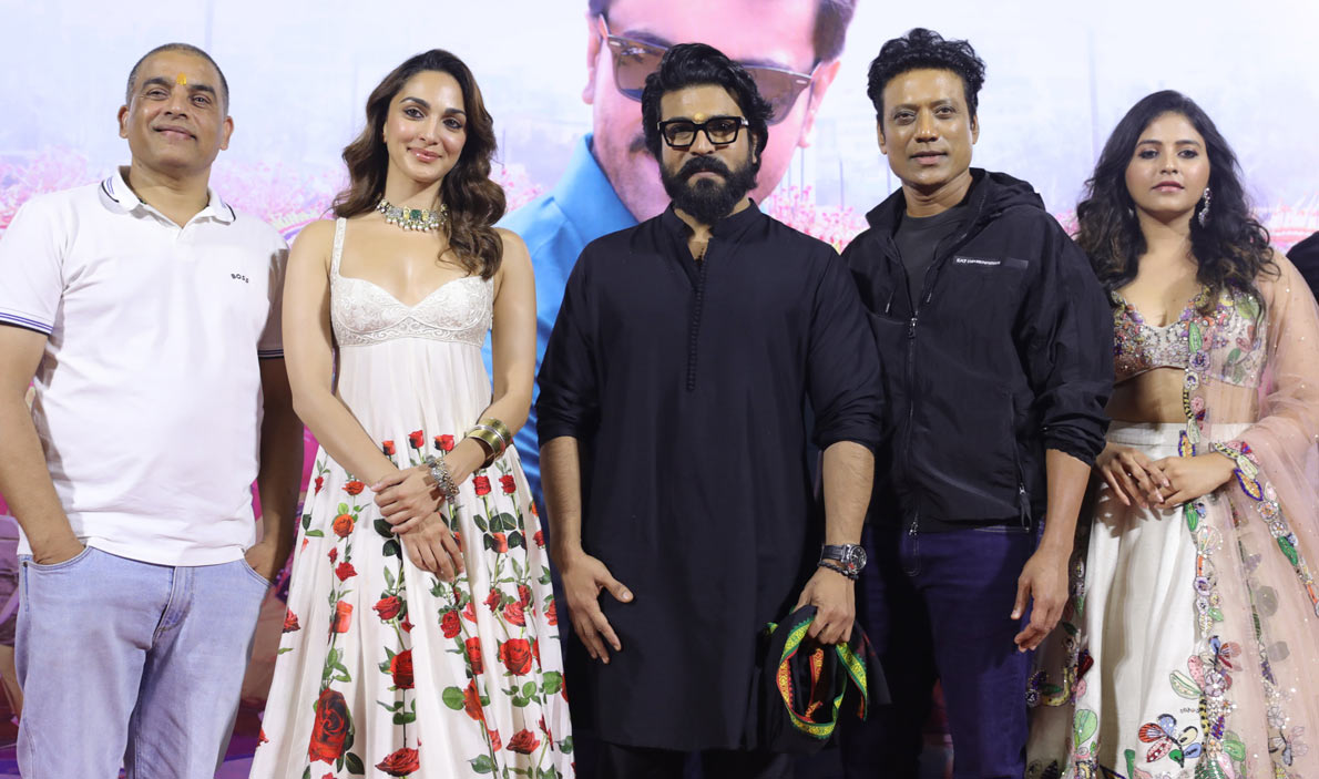 Kiara Adavni, Ram Charan & Shankar At Game Changer Teaser Launch in Lucknow - Filmibeat