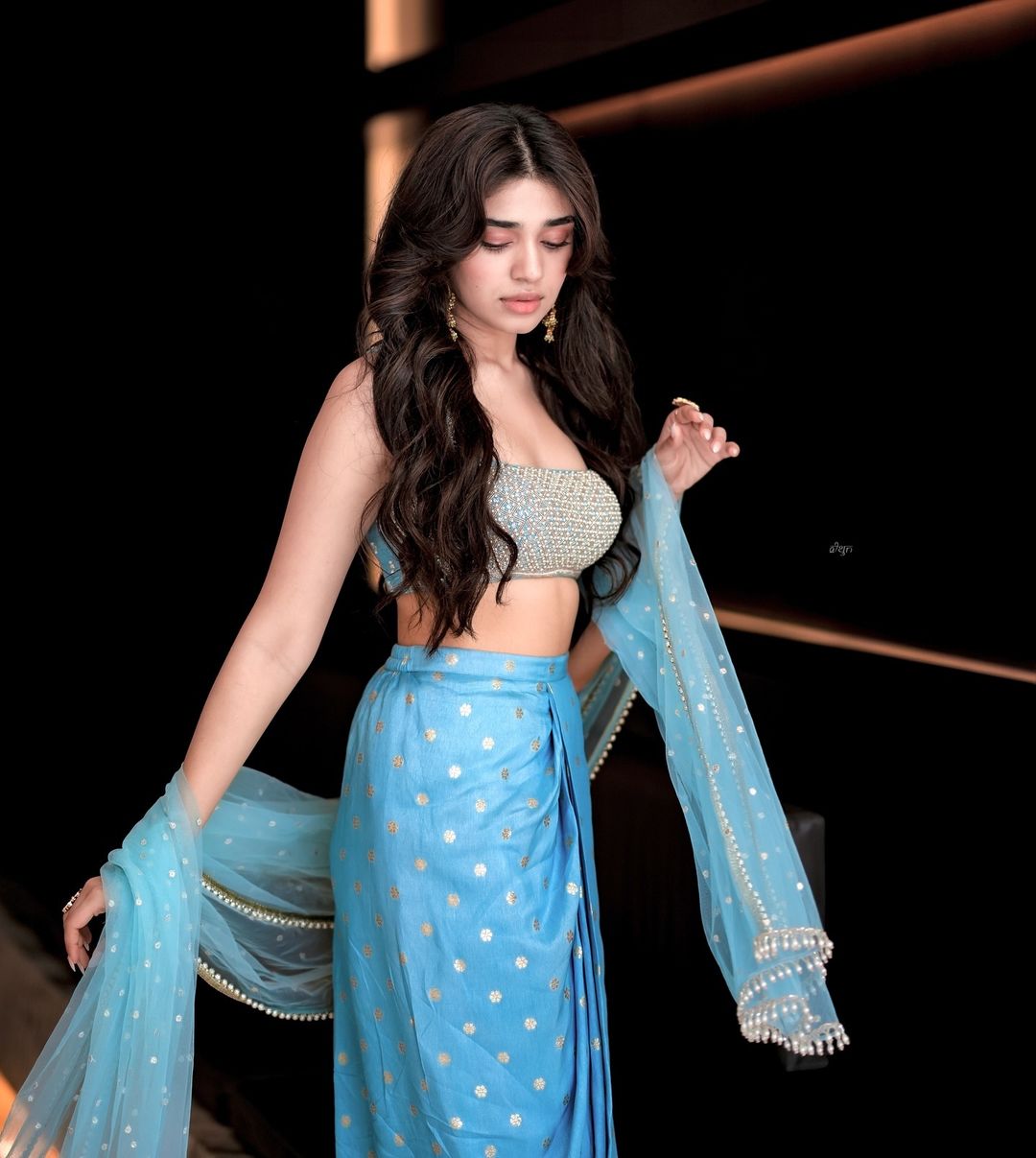 Kriti Shetty: నాజూకు నడుముతో కవ్విస్తున్న బేబమ్మ.. టెంప్టింగ్ లుక్స్ తో ...