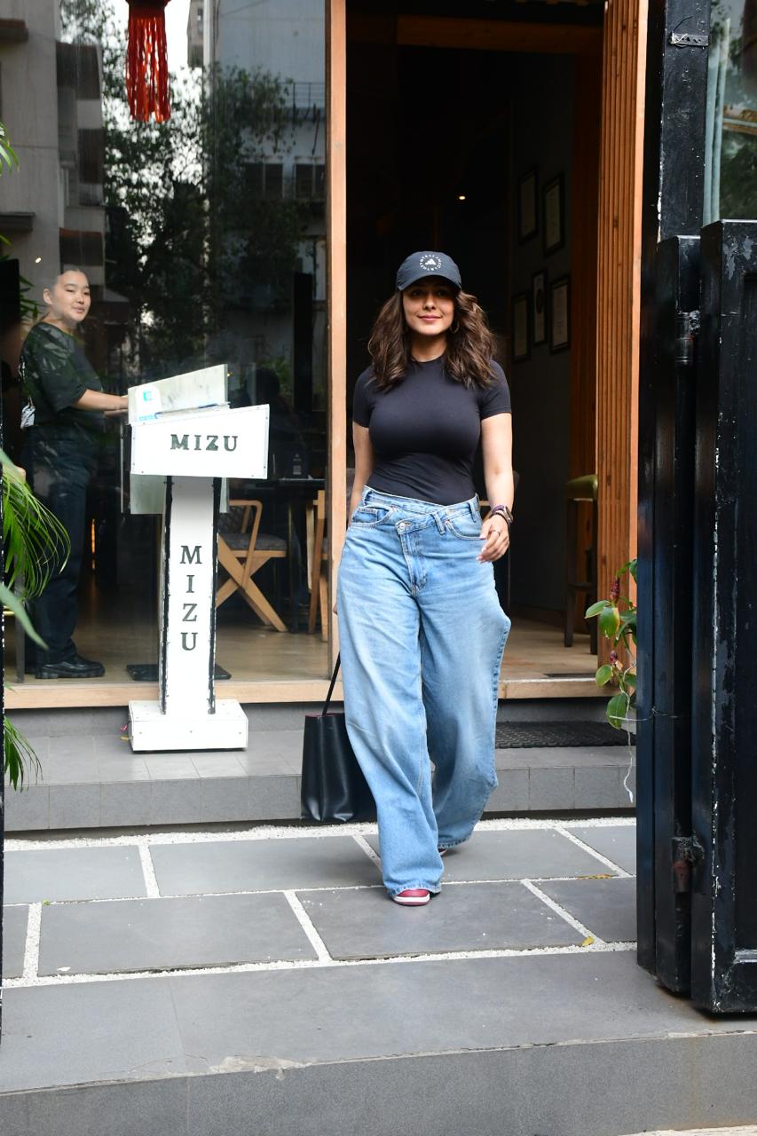 Mrunal Thakur Spotted Outside Restaurant in Bandra - Filmibeat