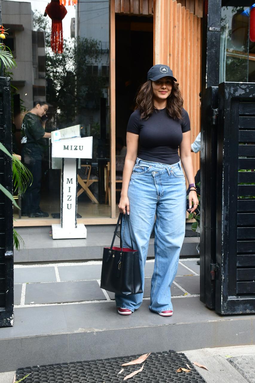 Mrunal Thakur Spotted Outside Restaurant in Bandra - Filmibeat