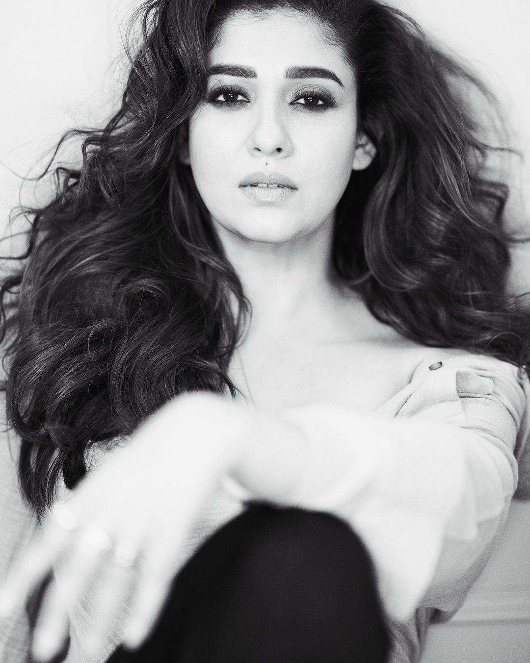 சட்டை பட்டனை கழட்டி.. லேடி சூப்பர் ஸ்டார் நயன்தாரா கொடுத்த செம போஸ் ...