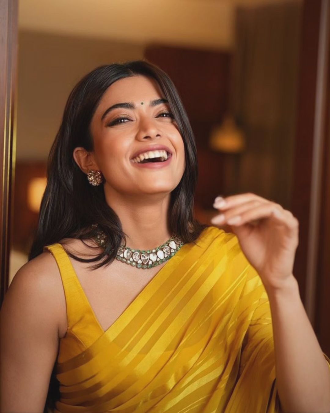 Rashmika Mandanna: மஞ்சள் புடவை.. ஸ்லீவ் லெஸ் ஜாக்கெட்.. கிரங்க வைக்கும் நேஷ்னல் கிரஷ் ராஷ்மிகா ...