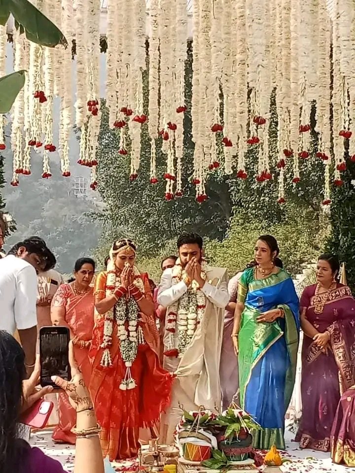 ரம்யா பாண்டியனுக்கு ரிஷி கேஷில் ஜோராக நடந்த திருமணம்.. மாப்பிள்ளை வேட்டி சட்டையில் மாஸ் பண்றாரு ...