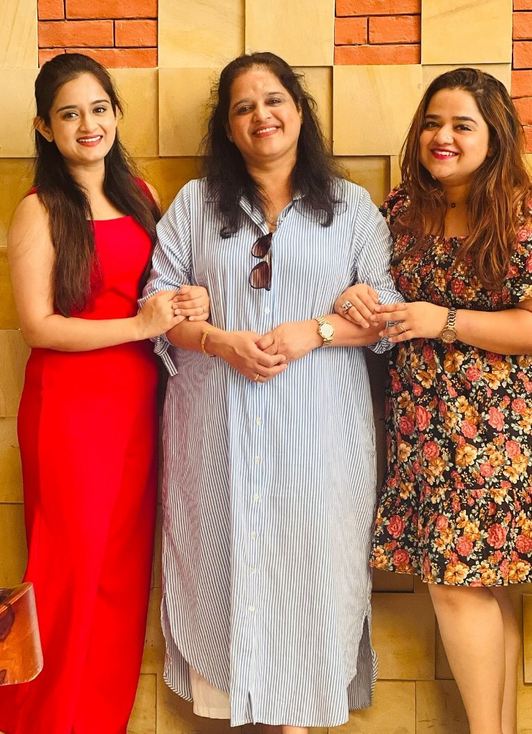 'സന്തൂർ മമ്മിയും മക്കളും..., ഗോപികയ്ക്ക് പ്രായമായാൽ ഈ ലുക്കാകും ...