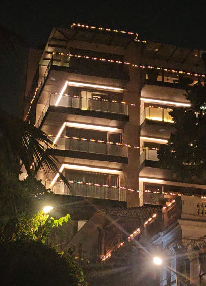 Shah Rukh Khan's Birthday: Mannat Lit Up As Fans Gather To Celebrate ...