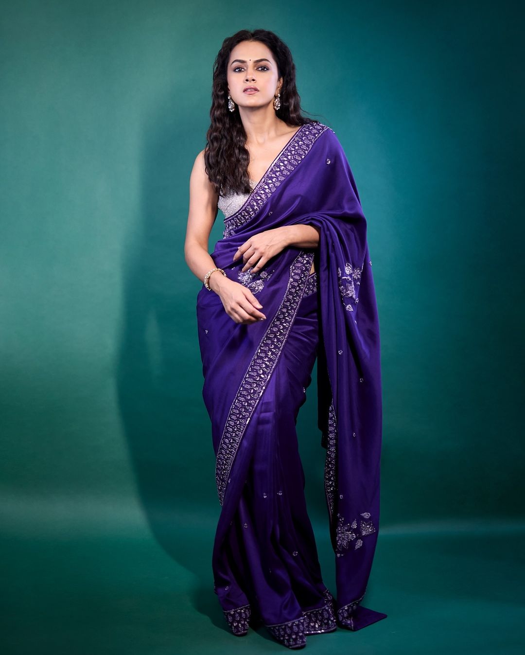 Shraddha Srinath: ஆள சாச்சிபுட்டா கண்ணால.. சேலையில் வீடு கட்டும் ...