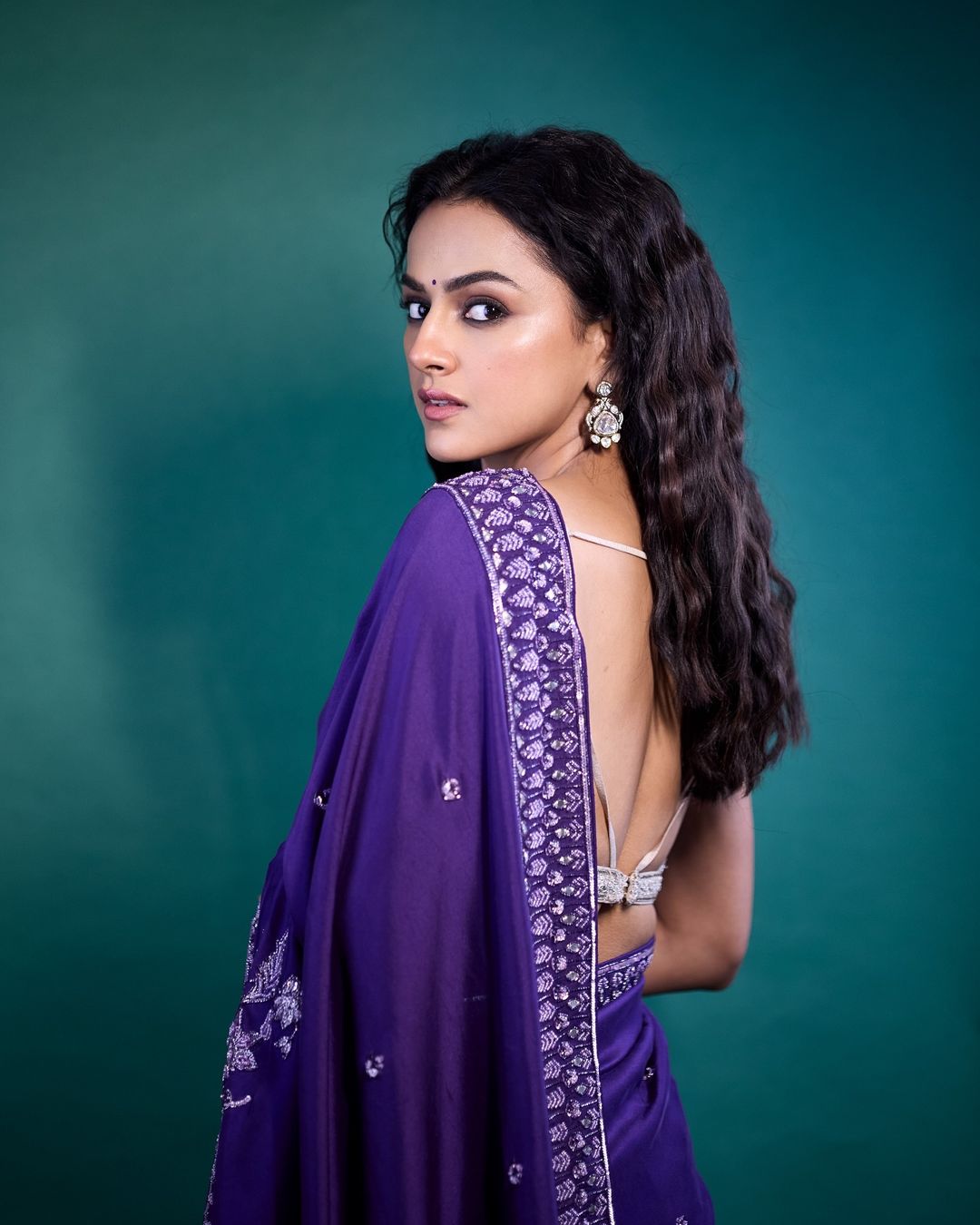 Shraddha Srinath: ஆள சாச்சிபுட்டா கண்ணால.. சேலையில் வீடு கட்டும் ...