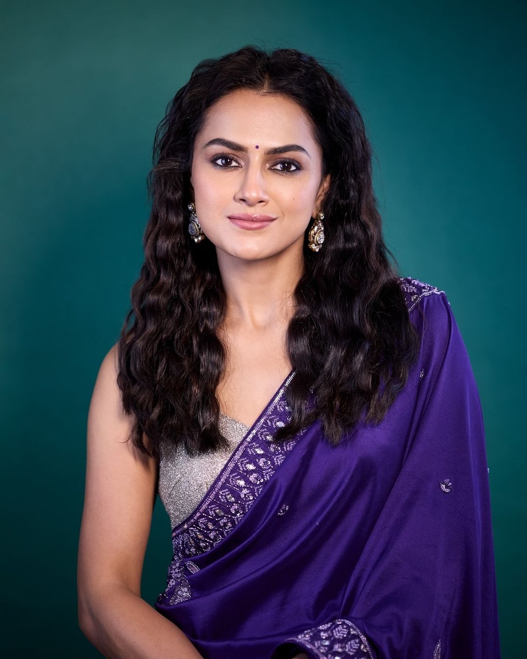 Shraddha Srinath: ஆள சாச்சிபுட்டா கண்ணால.. சேலையில் வீடு கட்டும் ...