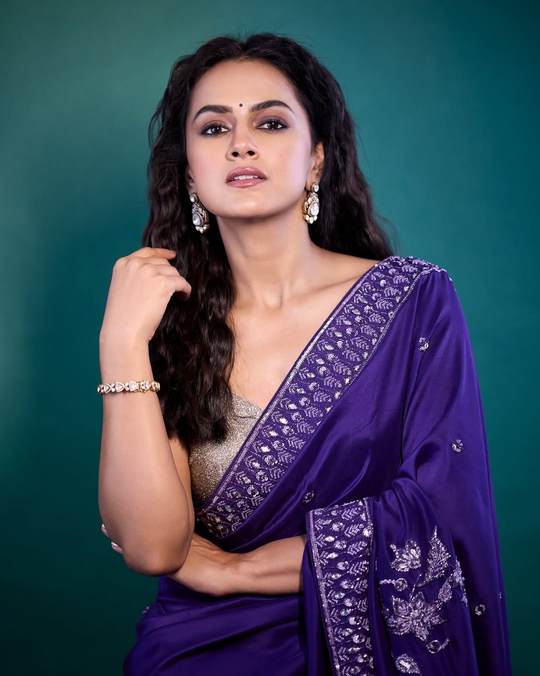 Shraddha Srinath: ஆள சாச்சிபுட்டா கண்ணால.. சேலையில் வீடு கட்டும் ...