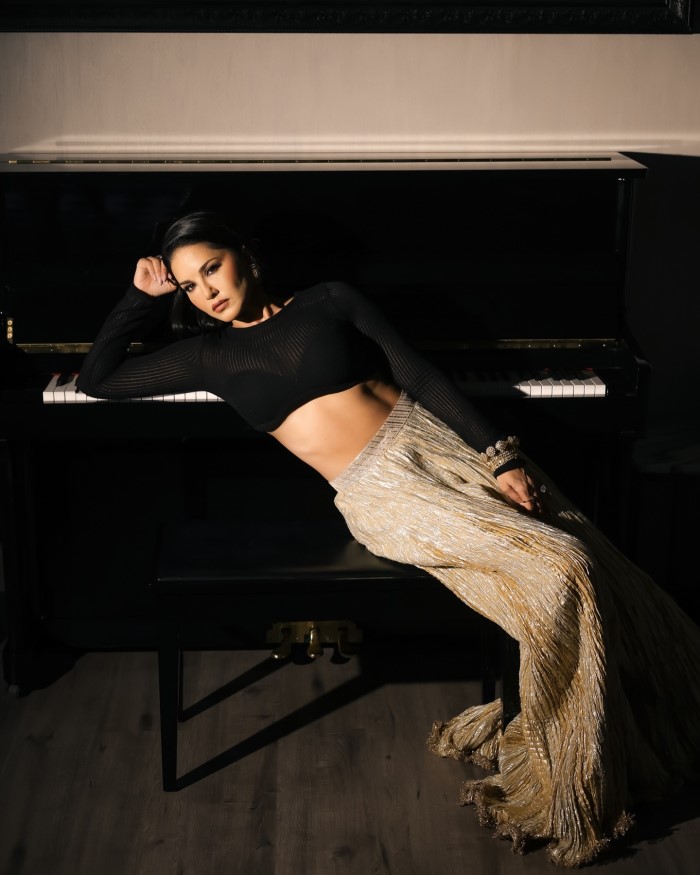 Sunny Leone's Bold Black And Gold Look Turns Heads - Filmibeat
