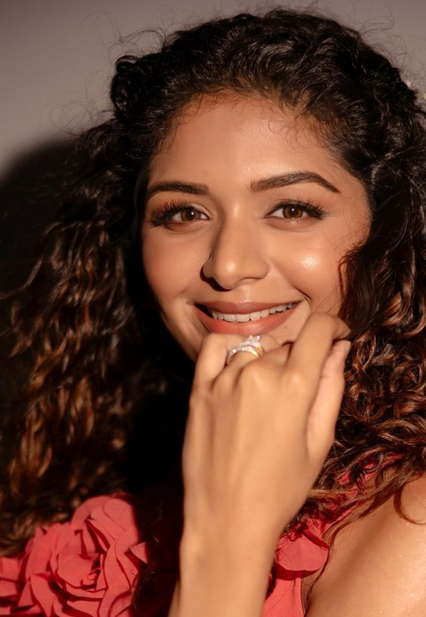 'അഴകിയേ..., റോസാപ്പൂവ് പോലെ സുന്ദരി...'; ആരാധകരുടെ മനം കവർന്ന് നടി അദിതി ശങ്കർ, പുതിയ ചിത്രങ്ങ ...